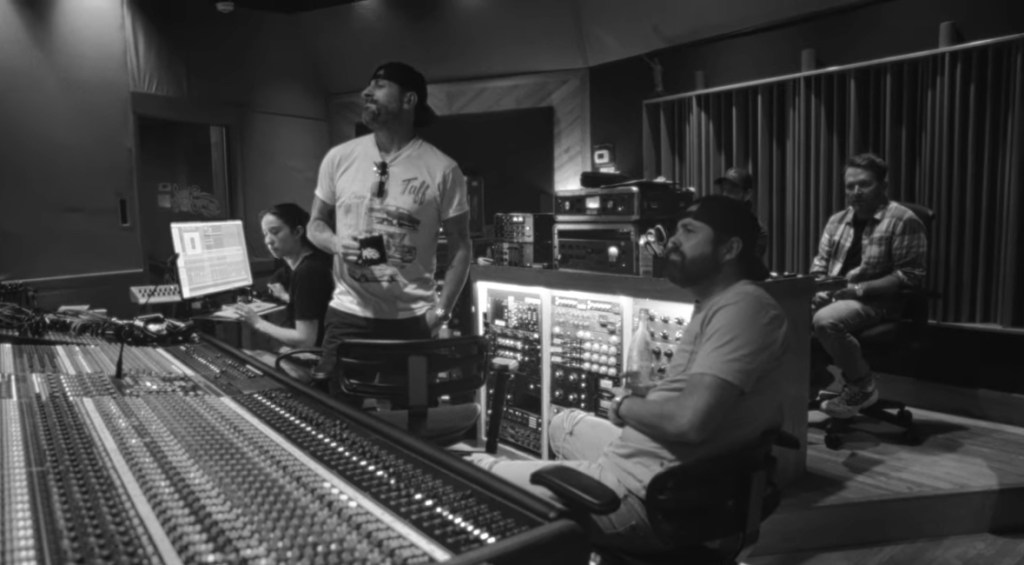 Old Dominion Put Out A Cover of Johnny Lee’s “Lookin’ For Love” and It ...