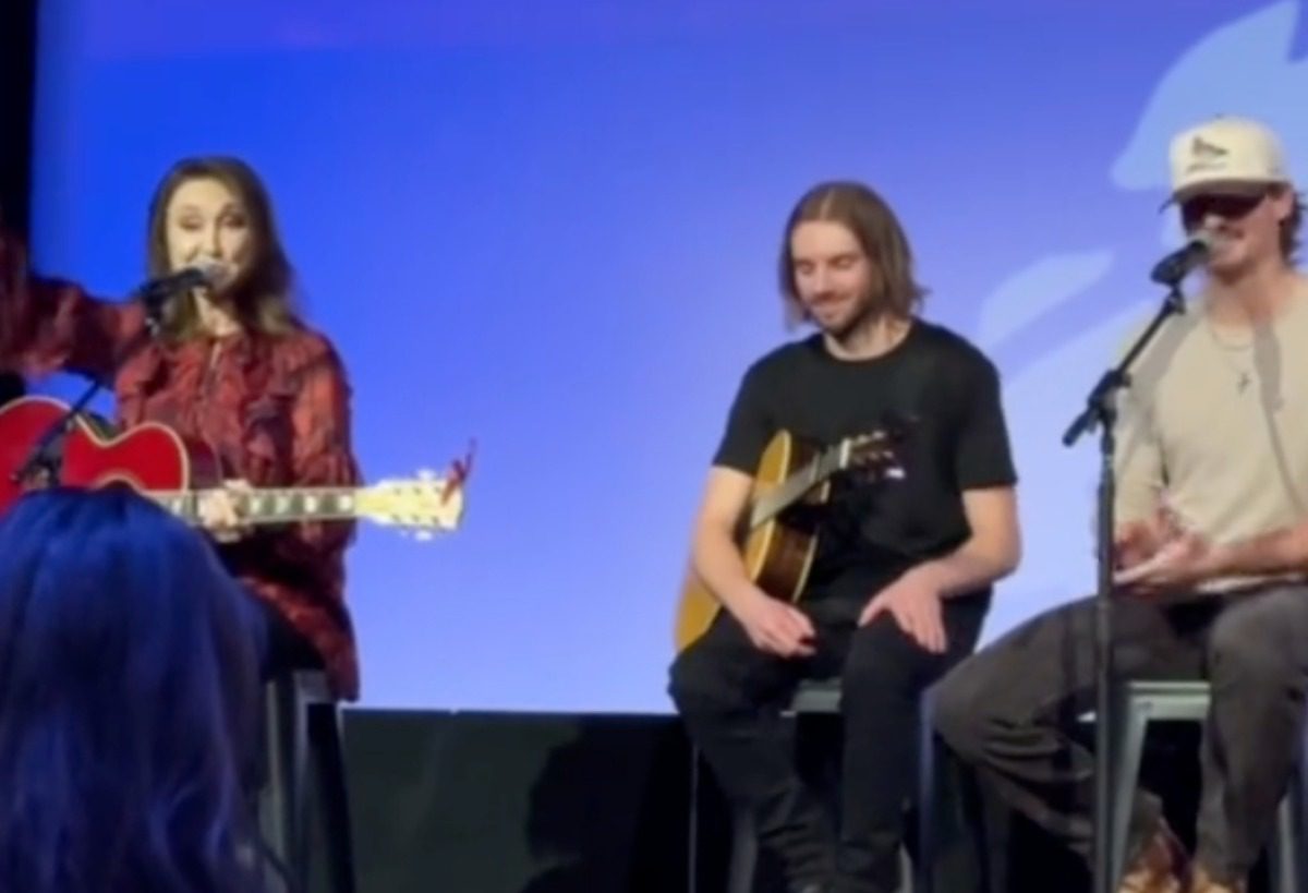 Country Star Mistakes Tucker Wetmore for Riley Green Onstage and It’s ...