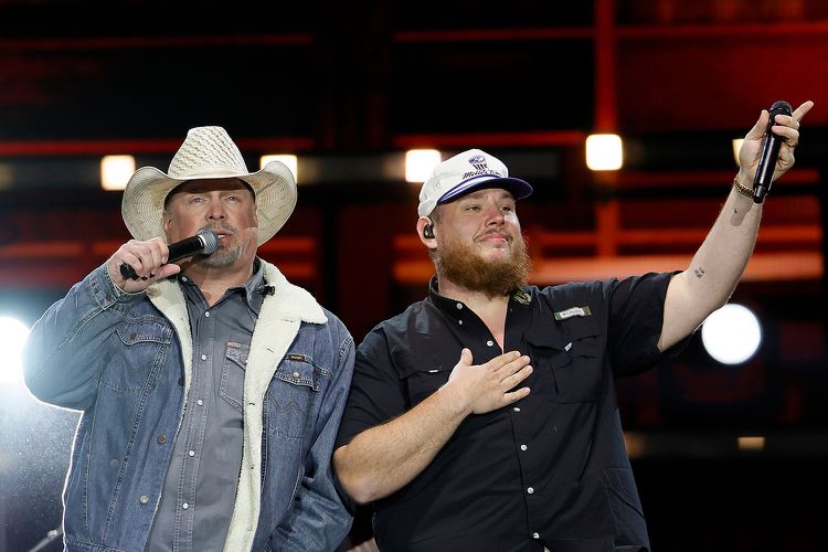 Luke Combs Closed Out Stagecoach with The Help Of Some “Friends In Low ...