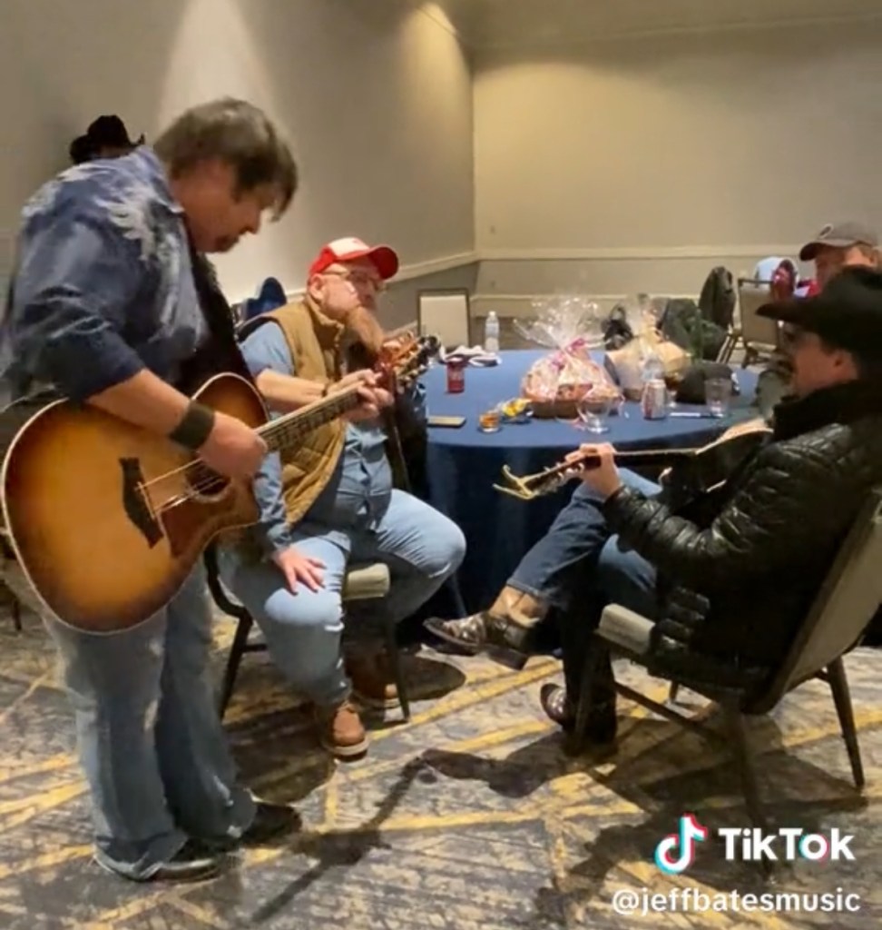 John Rich, Jeff Bates and Bobby Pinson Did A Impromptu Acoustic Cover ...