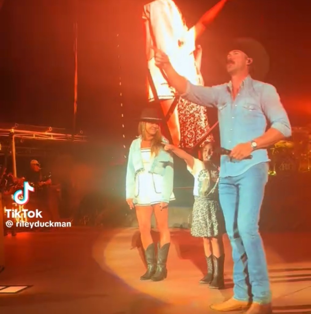 Riley Green’s Duet Partners Included One Young Girl For A Performance ...